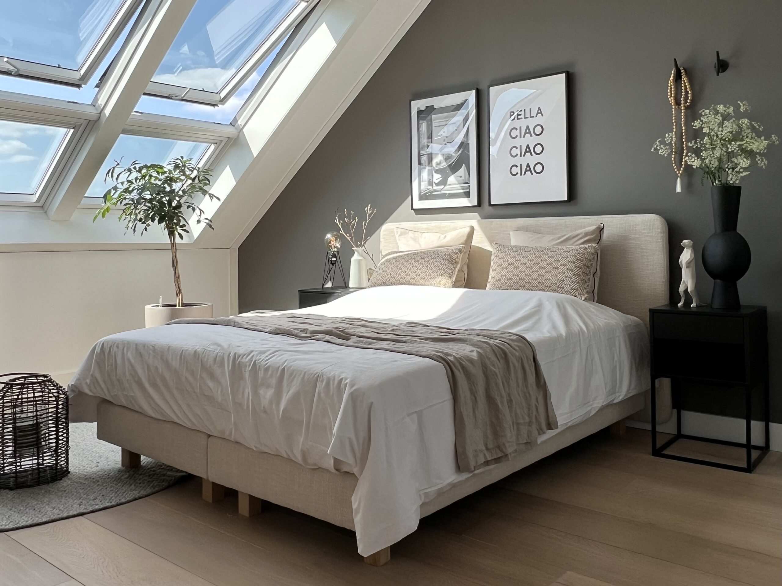 Beige Bliss slaapkamer: japandi stijl boxspring - Studio Zodiac