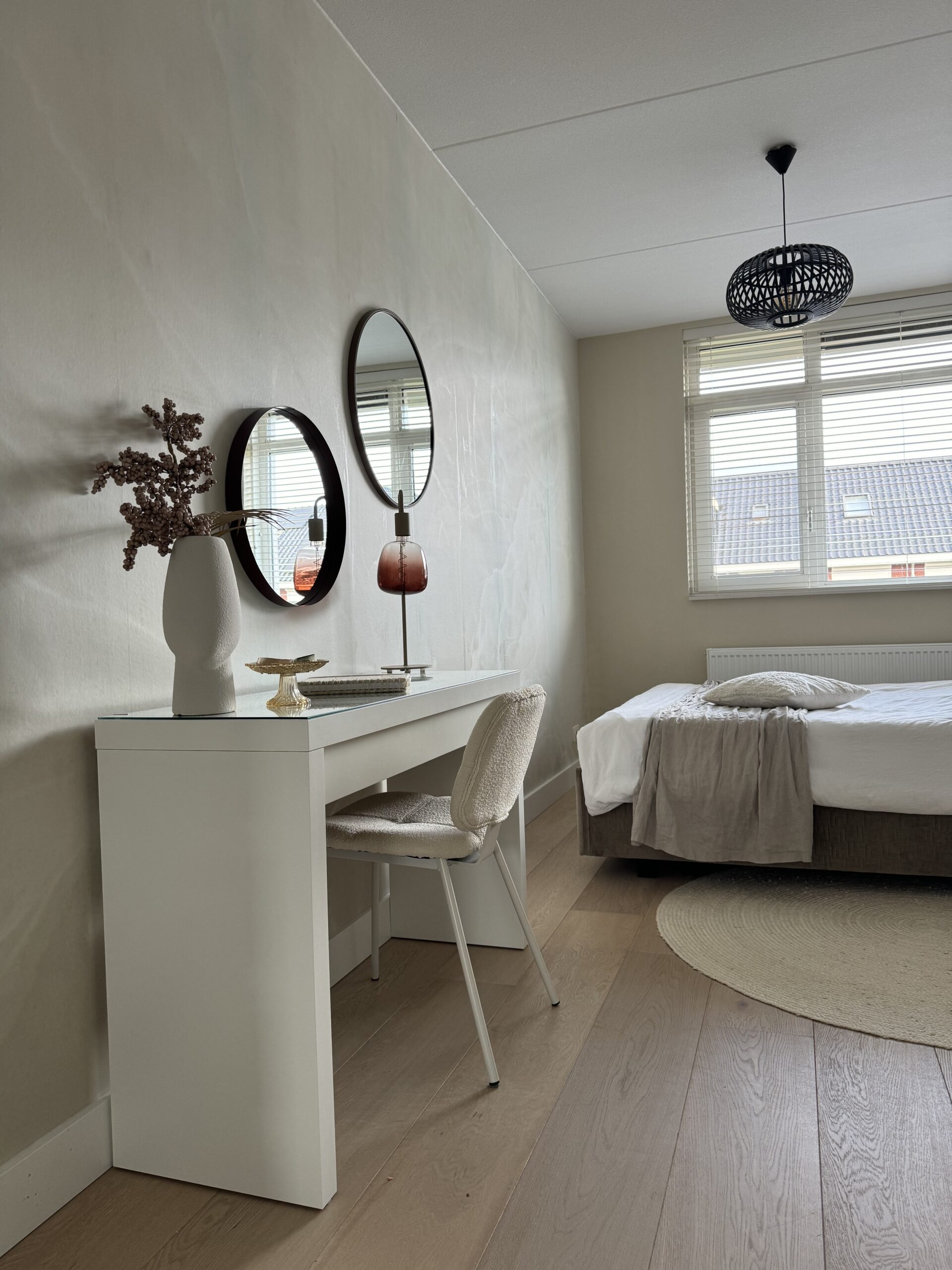 Meidenkamer: een serene Japandi Scandi make-over - Studio Zodiac